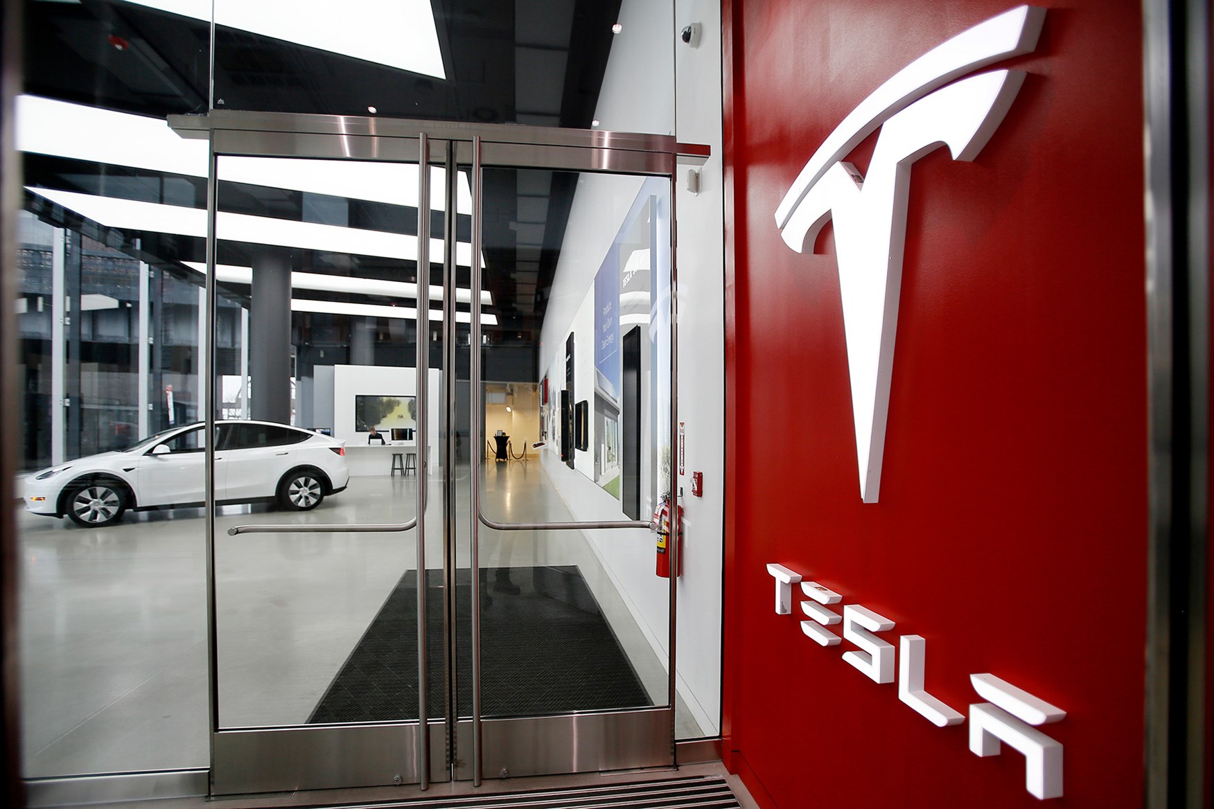 Tesla aggressively cuts prices of Model 3 and Model Y by £7k - GWA Cars